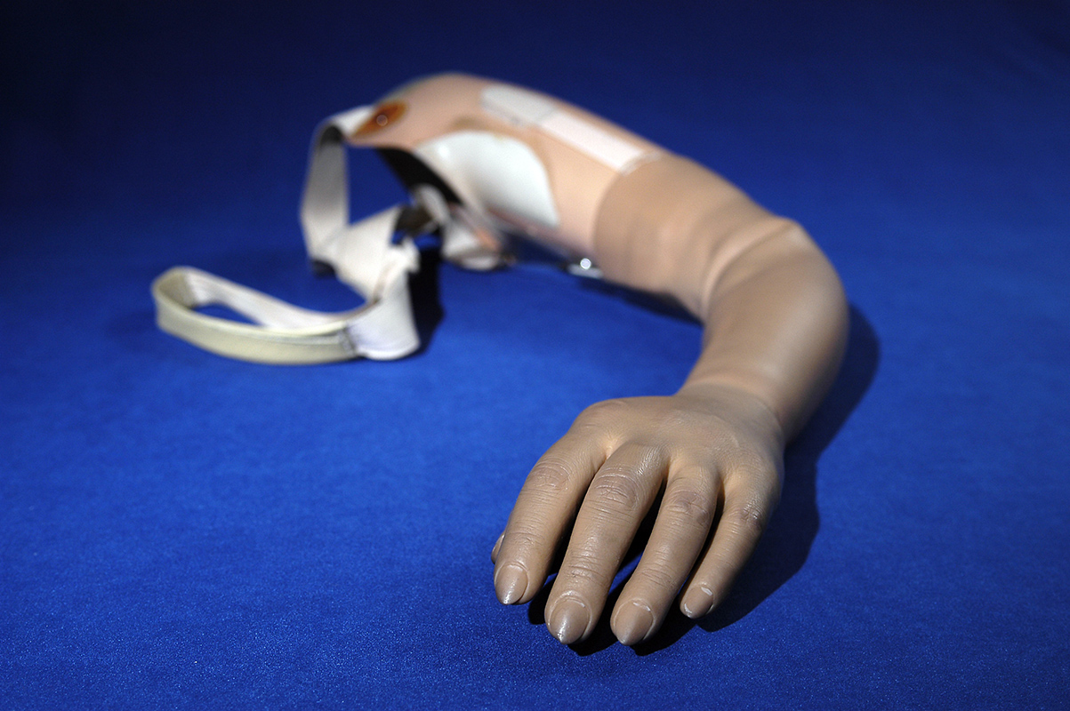 Un faux bras vendu 1000 euros : la nouvelle astuce des antivax pour ...